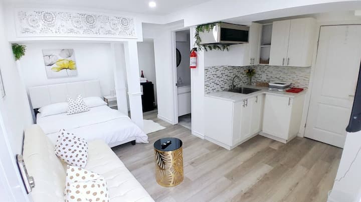 City-view Studio Apartment With Hot Tub - Orillia