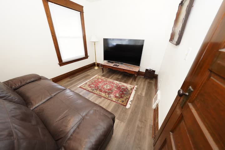 Cozy Retreat: 2br Home/ Parking - Erie, PA