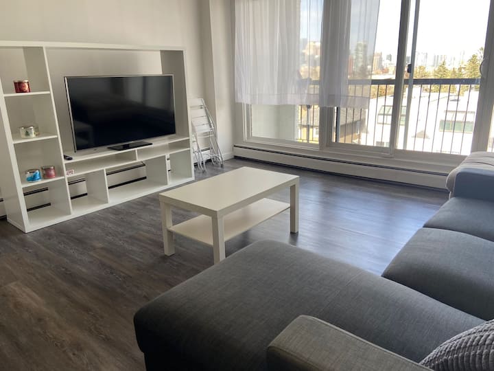 Spacious & Central 2 Bed + Balcony & Parking - Calgary