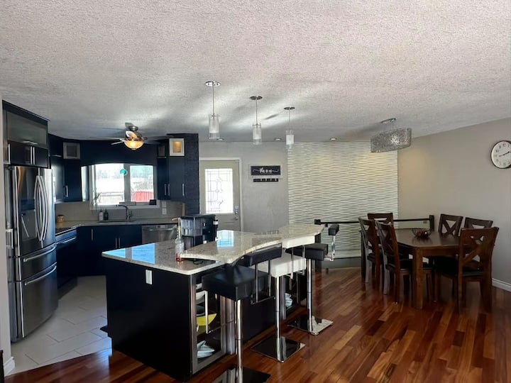 4br | Kitchen, Parking, Laundry - Thompson