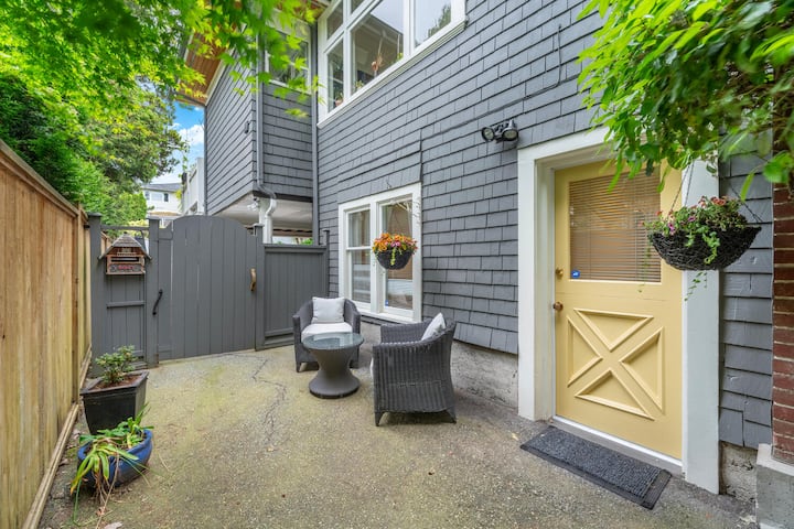Two Bedroom Garden Guest Suite In West Vancouver - Horseshoe Bay