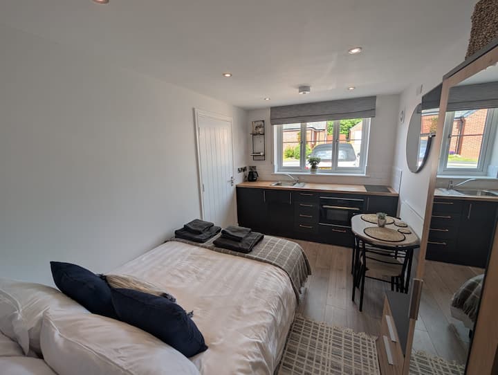 Private Studio Kitchenette & Parking | Near Derby - Belper