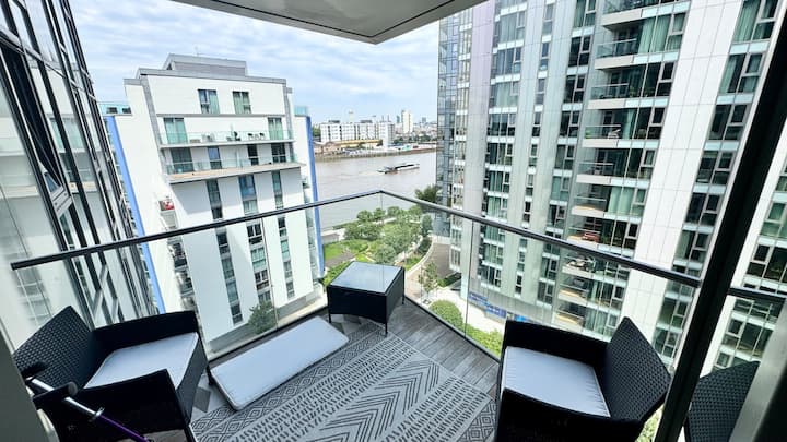 Modern Flat With River View - London