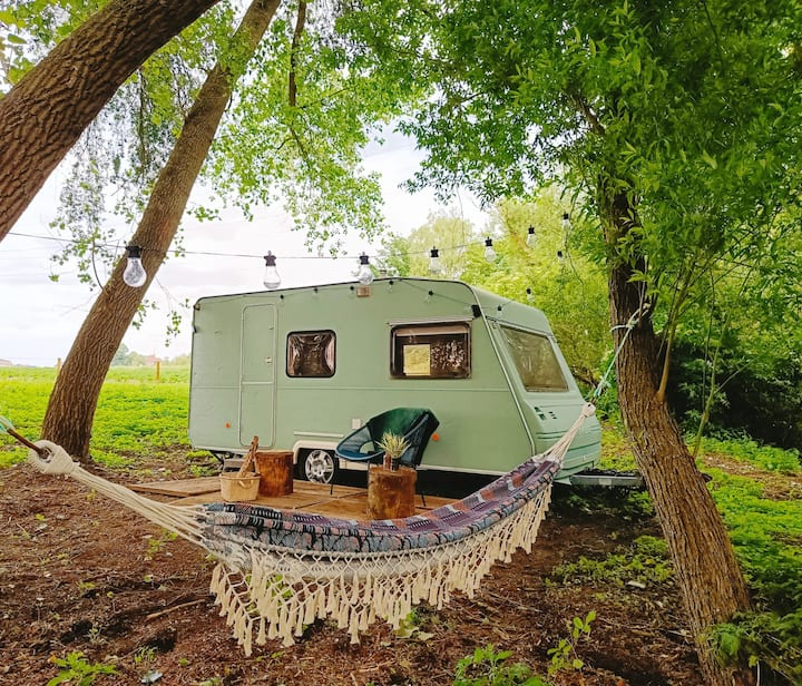 Gezellige Caravan In Privébos - Celles