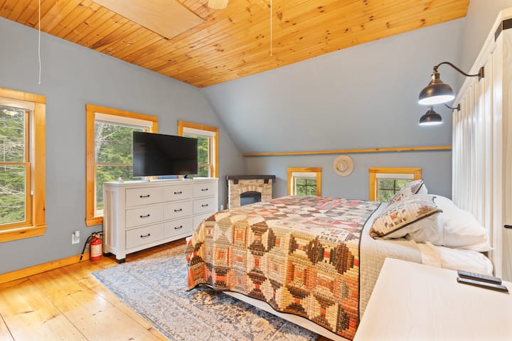 "Big Red" @ Sunapee/new London - Overflow Unit - Lake Sunapee, NH
