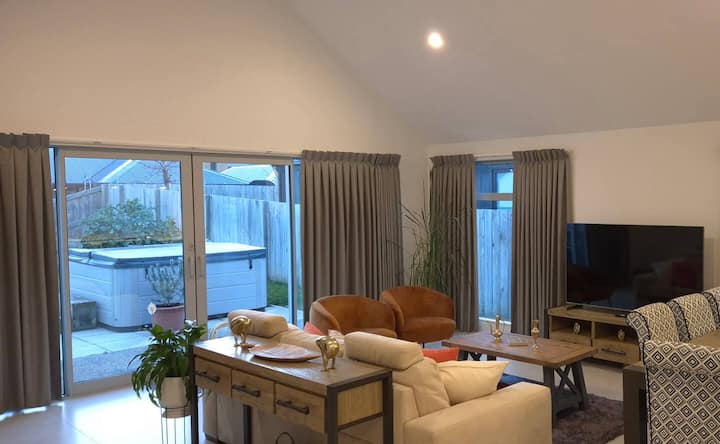 Modern Stylish Spa Retreat - Queenstown