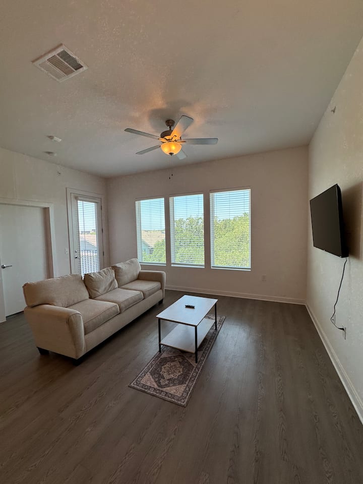 New 1br Apt • Near Shops & Eats - Leander, TX