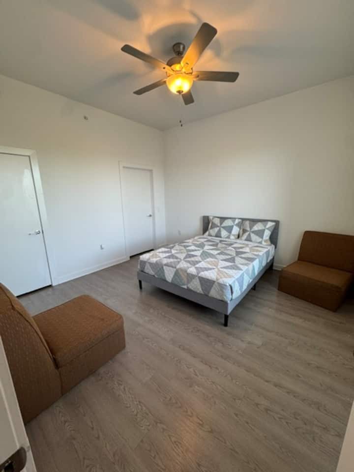 New 1br Apt • Near Shops & Eats - Leander, TX