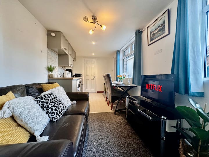 Cosy Medway Stay | Park On-site - Gillingham