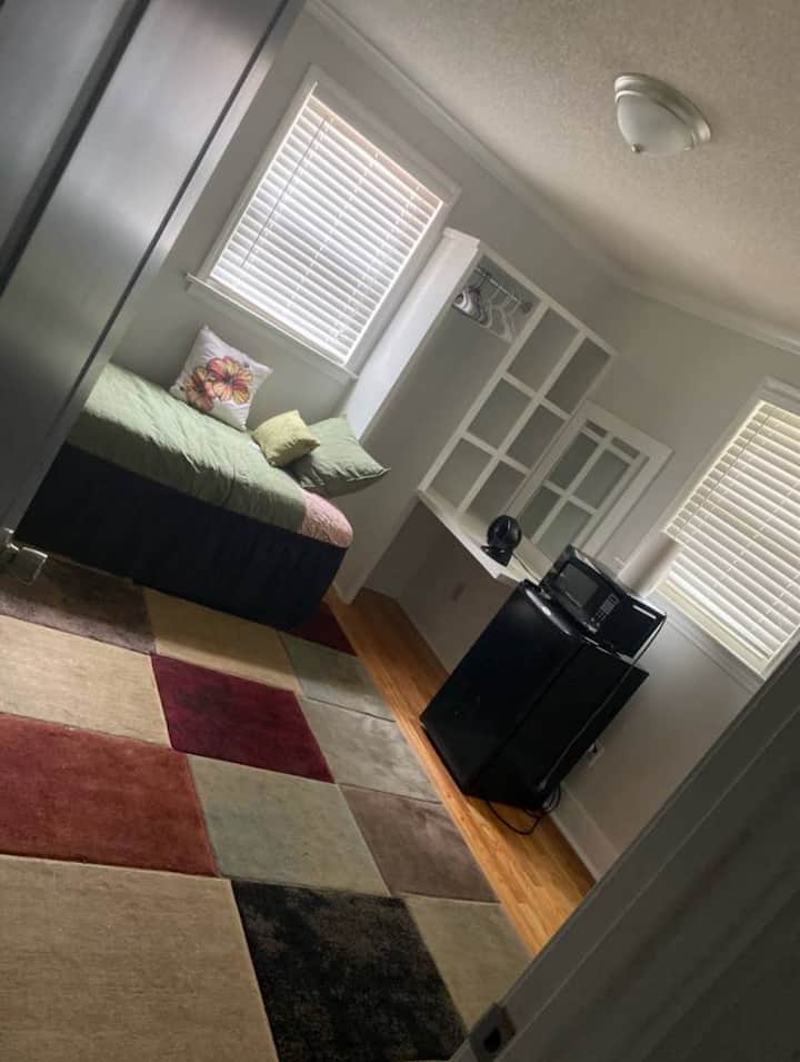 Ranch Style Quiet Room And Bath. - Columbia, SC