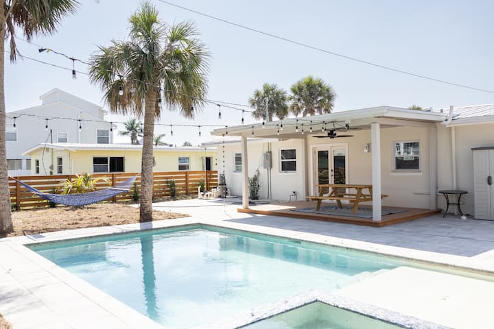 Welcome To Point Break! Home W/pool Close To Beach - Fort Myers Beach, FL