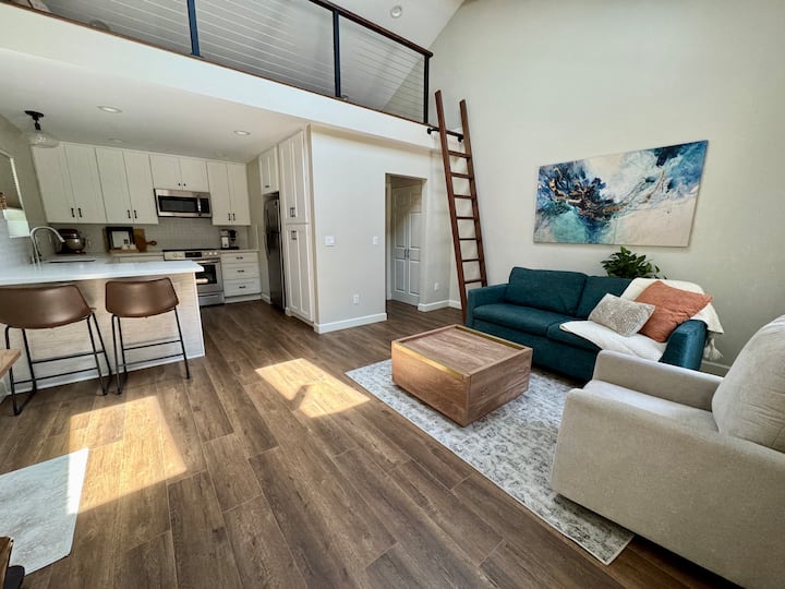 Bright & Clean Studio With Loft - Pasadena, CA