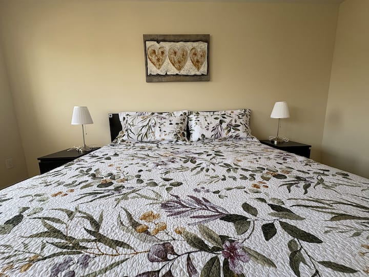 Bedroom A With Attached Private Bathroom Upstairs - Newmarket