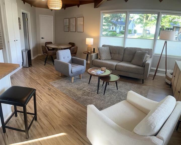 Mid-century Coastal Gem - Vermilion, OH