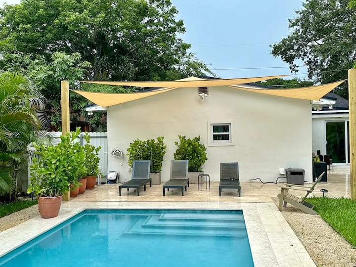 Vibrant 4bd/2ba Home W/ Pool - Miami, FL