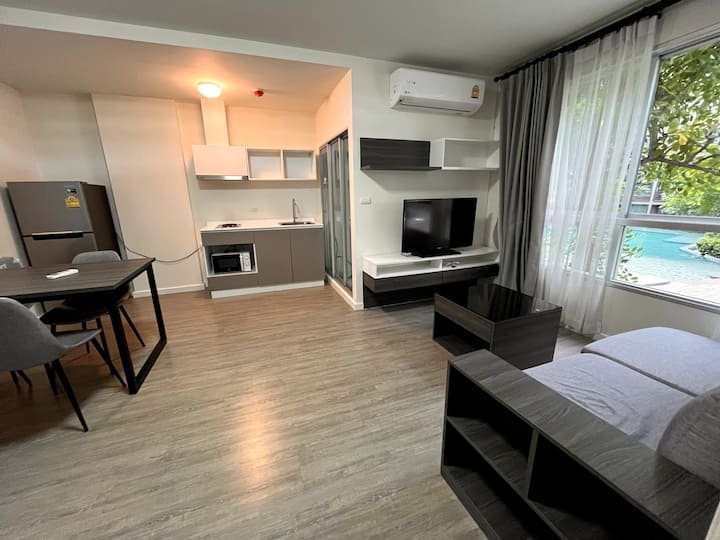 Pool View Apartment Near Mall - Chiang Mai