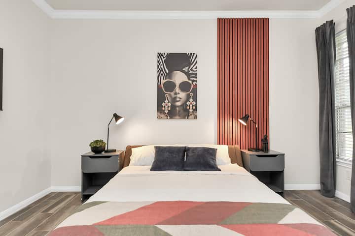 Artful Retreat/ Game Room & Pool - Missouri City, TX