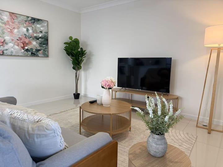 Whispering Pines - Stylish 3br Duplex Close To M1 - Jacobs Well