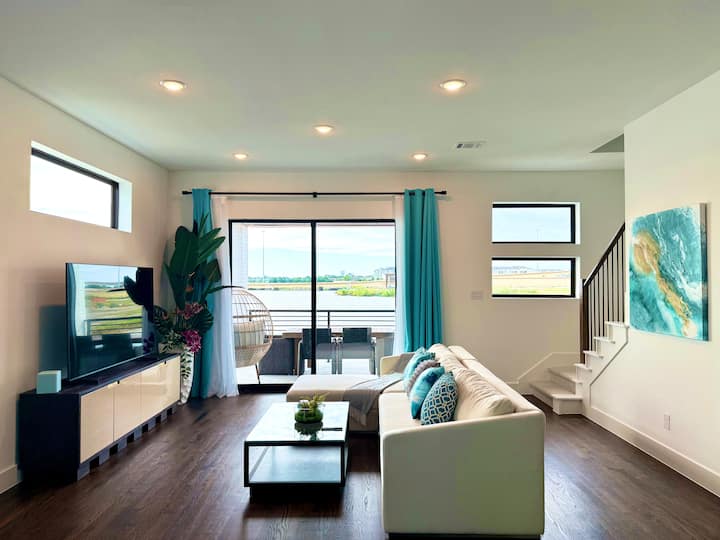 Balcony 3br Retreat With Lake View - Garland, TX