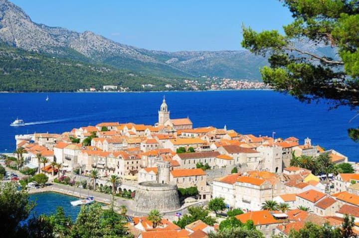 Sea Front And In The City Center - Korčula