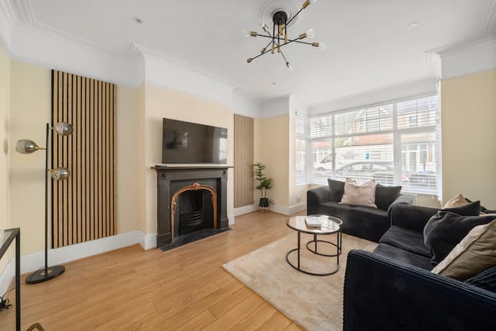 Stylish Modern 3 Bedroom Home With Garden - London