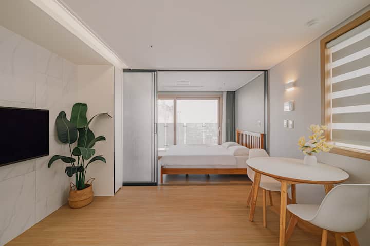 (공항,시내5분)더테라스뷰 슈페리어B (9104) - Jeju International Airport (CJU)