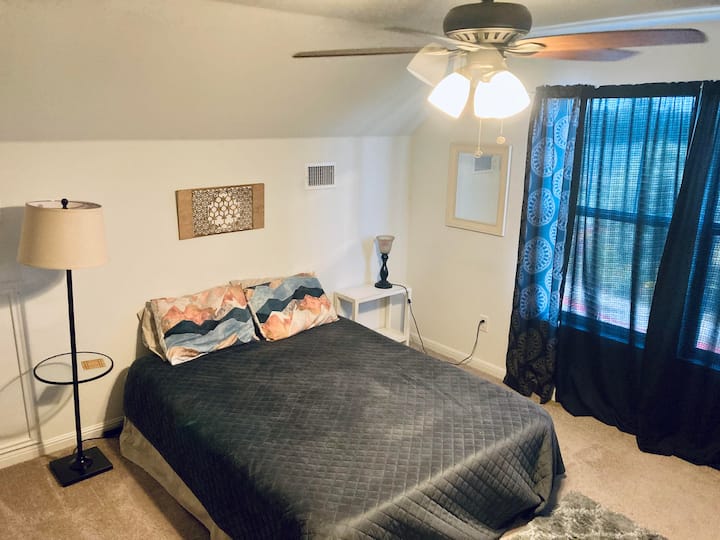 A Modern, Spacious And Relaxing Space To Land. - San Marcos, TX