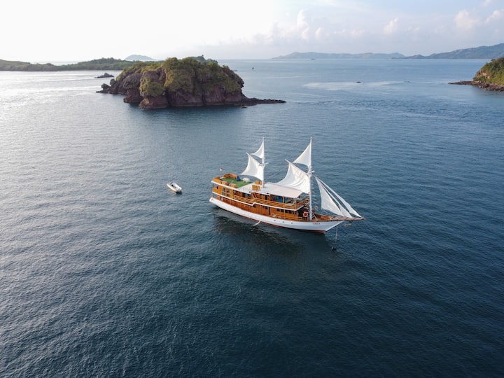 Luxury Private Phinisi Sailing In Komodo Island - Labuan Bajo