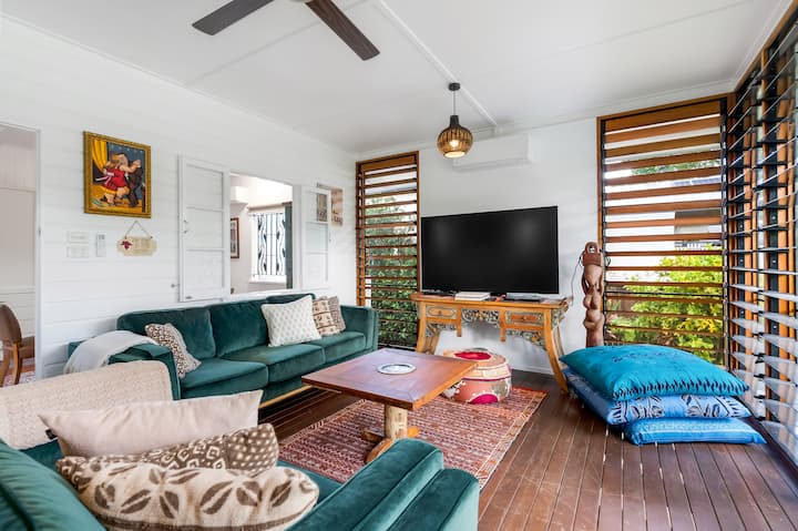 Tropicana Cottage—eclectic Poolside Haven Near Cbd -