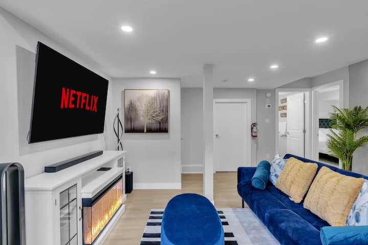 Modern 1br In Mahogany | Cofee, Desk, Massagechair - カルガリー