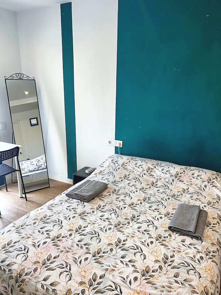 Minimalistic Room Nearby The Sea - Badalona