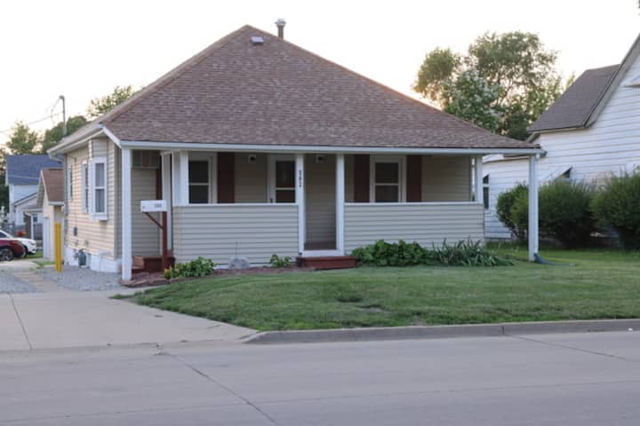 Bungalow On Roche St - Knoxville, IA