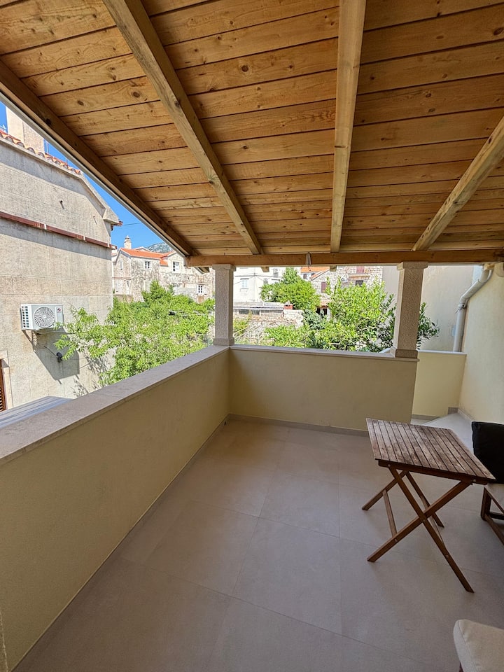 Central 2br With Large Terrace - Bol