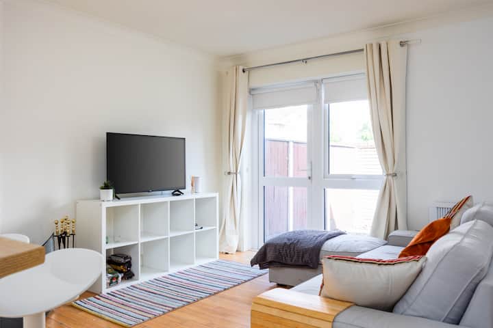Spacious 2 Bed House - 20 Min Bus To City Center - Dún Laoghaire