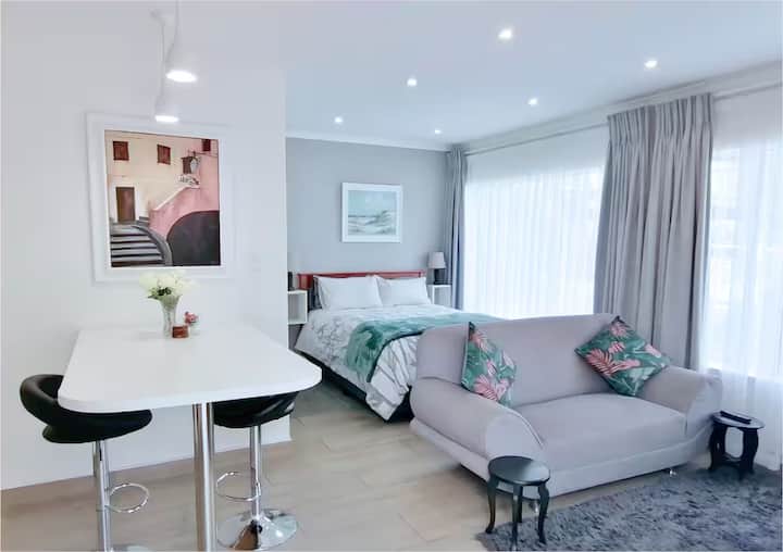 Central, Secure & Stylish Stay - Katlehong
