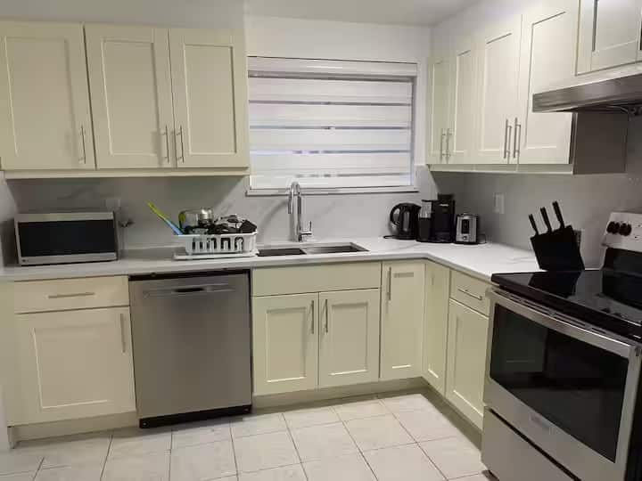 3br-lower Level Unit-fleetwood - Surrey
