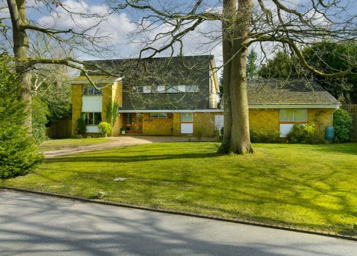 4 Bed House With Heated Pool - Redhill