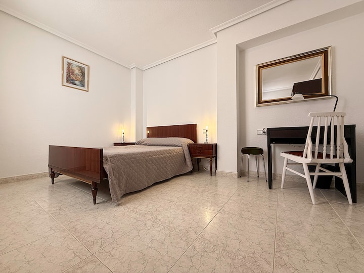 Room: 70s Comfort, 5-min Beach - Torrevieja