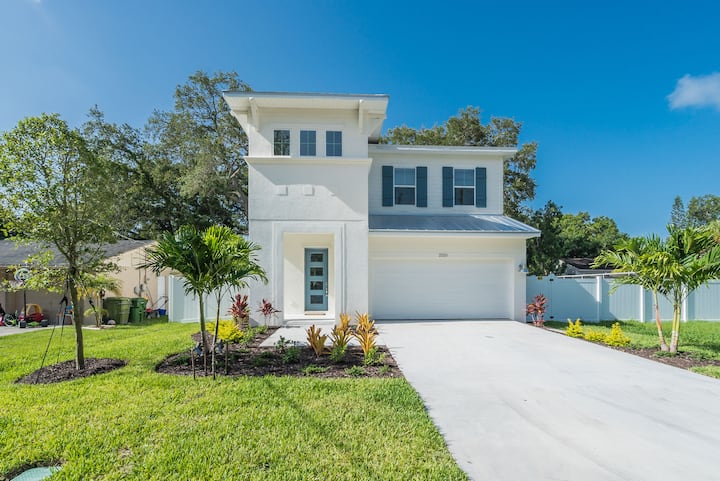 Family Friendly Home In Sarasota - Sarasota, FL