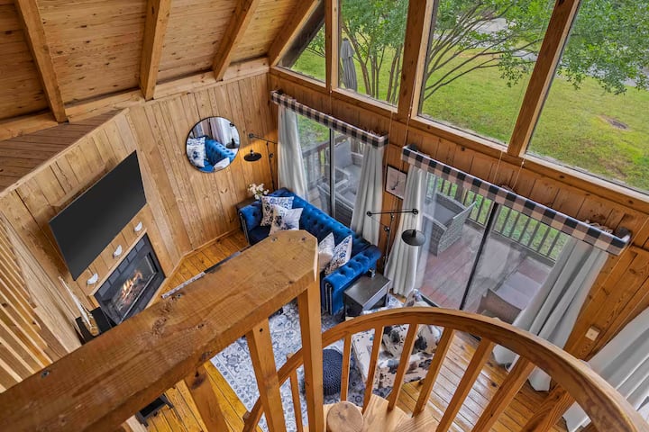 Lake Keowee Loft Cabin + Walkable Dock Access - South Carolina