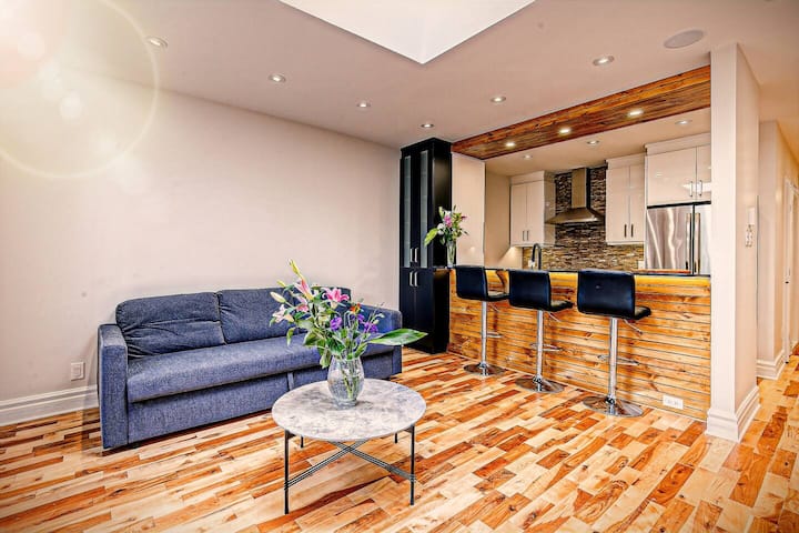 Pristine Top Floor Condo - Dorval