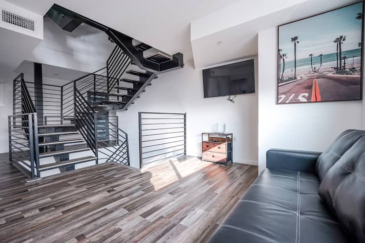 Stylish Loft + Rooftop Views - West Hollywood, CA