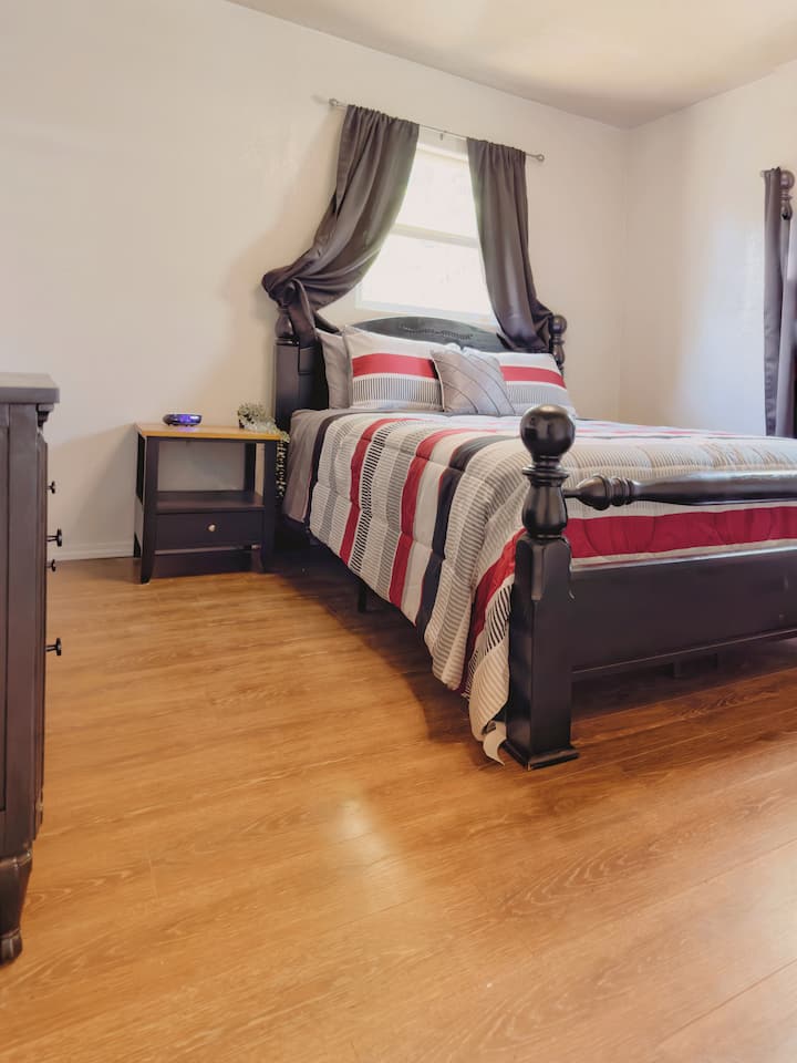 Charming One-bed W/ Fenced Yard - Medford, OR