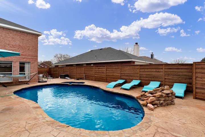 Pool House *5br/7 Tvs/8beds - Garland, TX