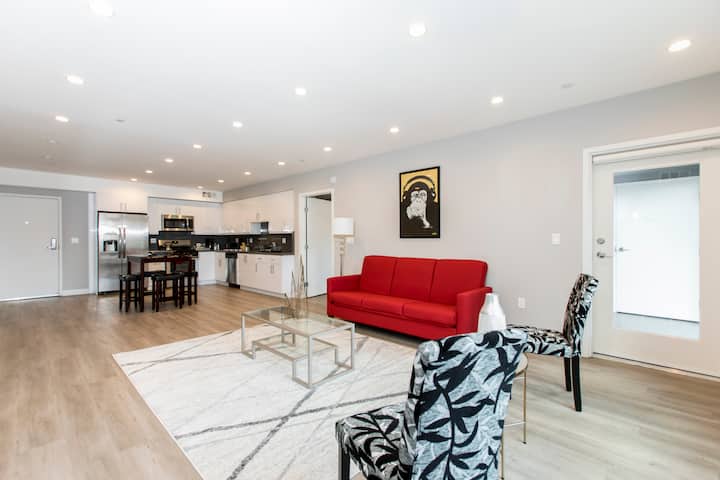 Spacious Condo W/ Balcony Near Hollywood! - University Park - Los Angeles