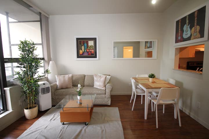 Comfy, Central & Clean Condo - Vancouver