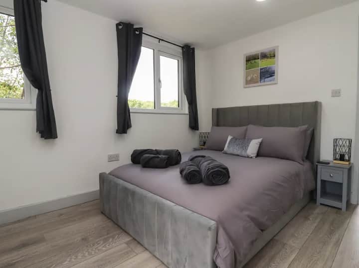 The Cabin – Peaceful Retreat With Parking & Views - Nuneaton
