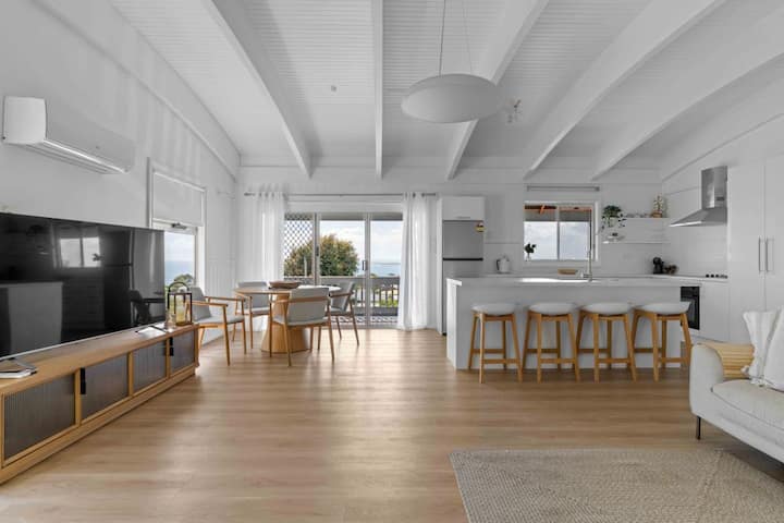The Overlook - Coastal Comfort- 7 Beds 3 Bedrooms - Bridport