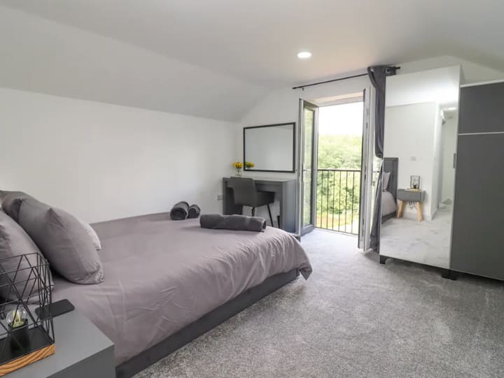 The View – Peaceful Retreat With Parking & Views - Nuneaton