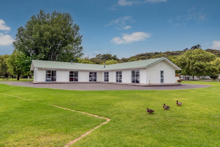 Sleeps >51 People In 12 Rooms! - Coromandel